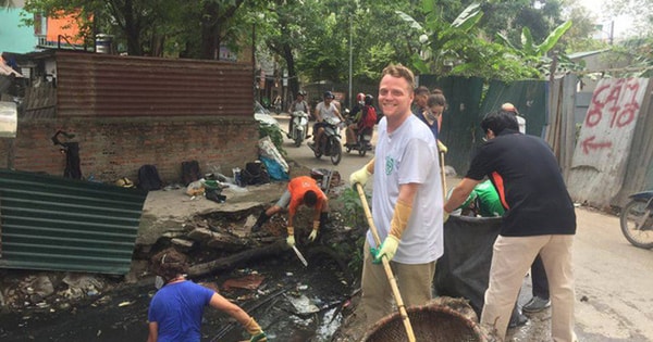“Ông Tây nhặt rác” muốn biến mương nước thối thành vườn hoa