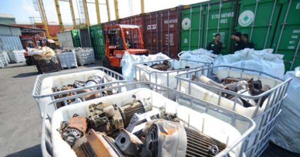 Kinh hoàng phát hiện 20 container rác điện tử ở cảng Sài Gòn